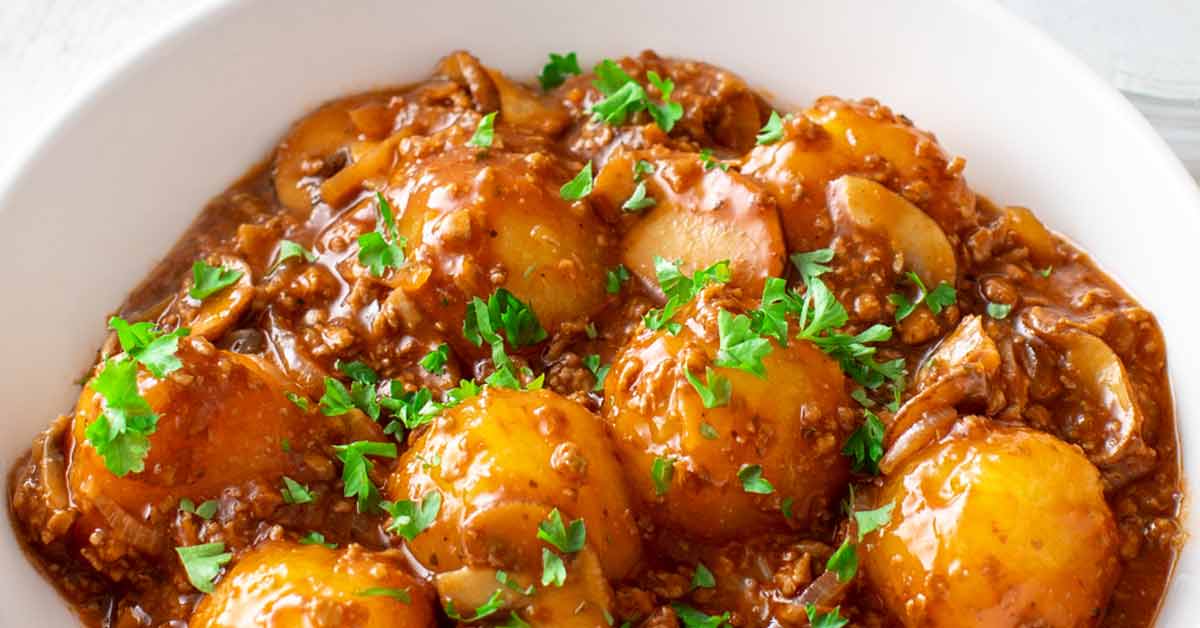 Herzhafte Mini-Knödel Pfanne mit veganem Hackfleisch und Pilzen