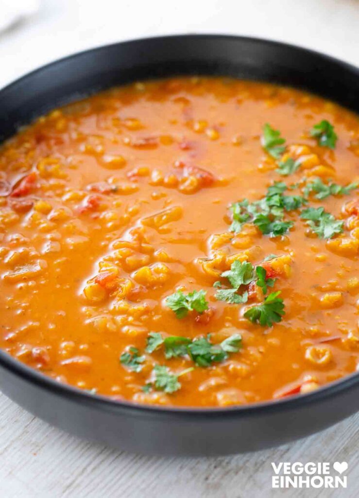 Rote Linsensuppe mit Kokosmilch